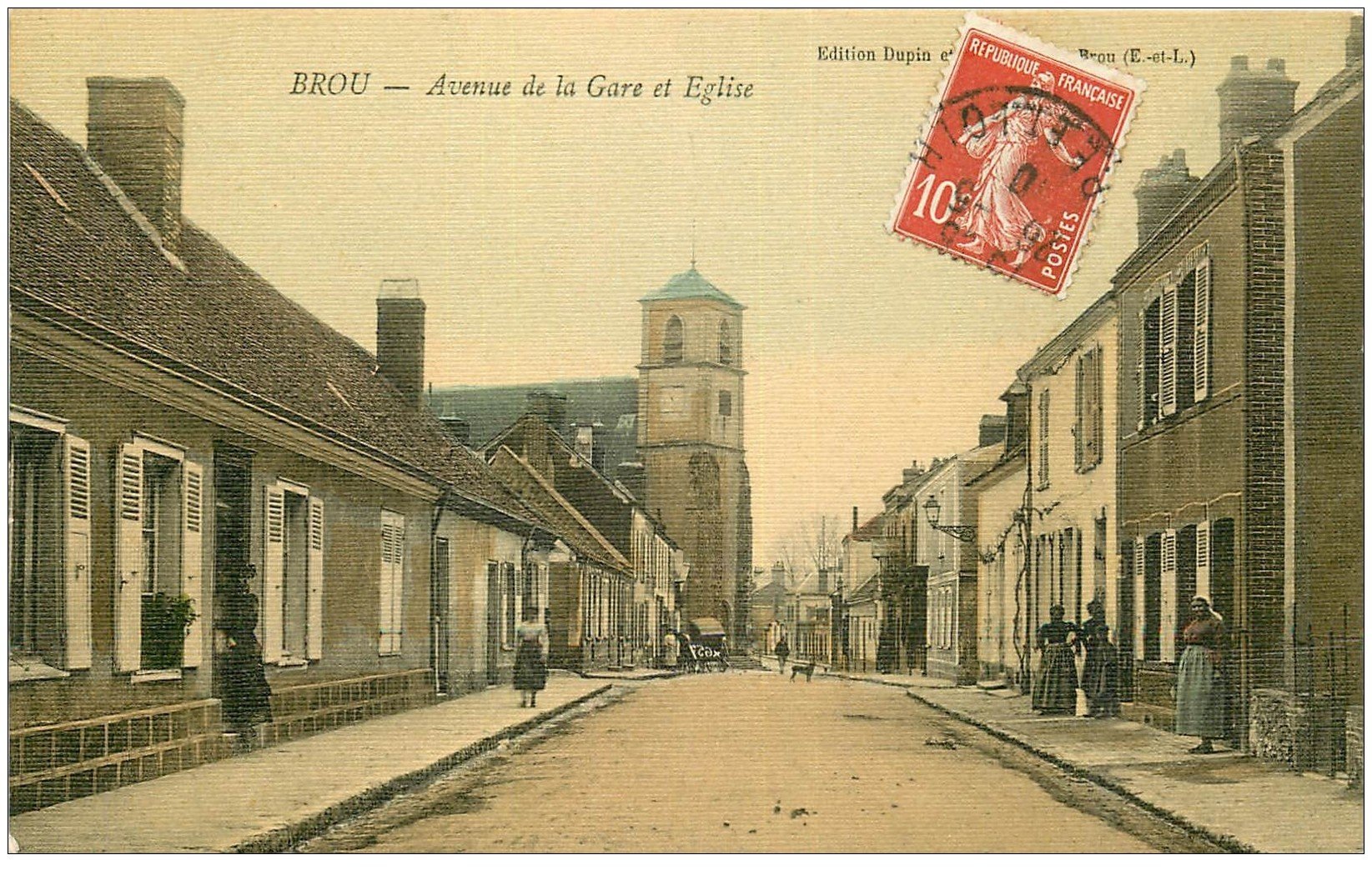 28 BROU. Eglise Avenue de la Gare. Carte Toilée 1910