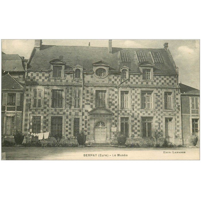 27 BERNAY. Le Musée avec linge tendu