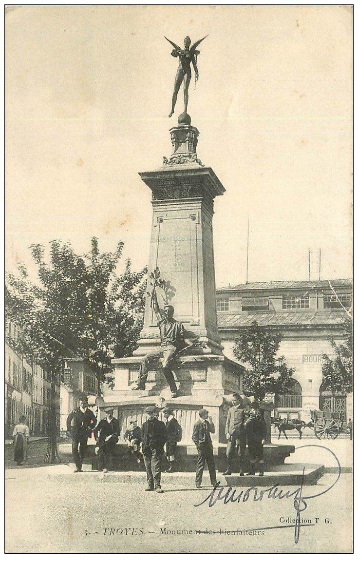 10 TROYES. Monument des Bienfaiteurs 1917 et Bourse du Travail