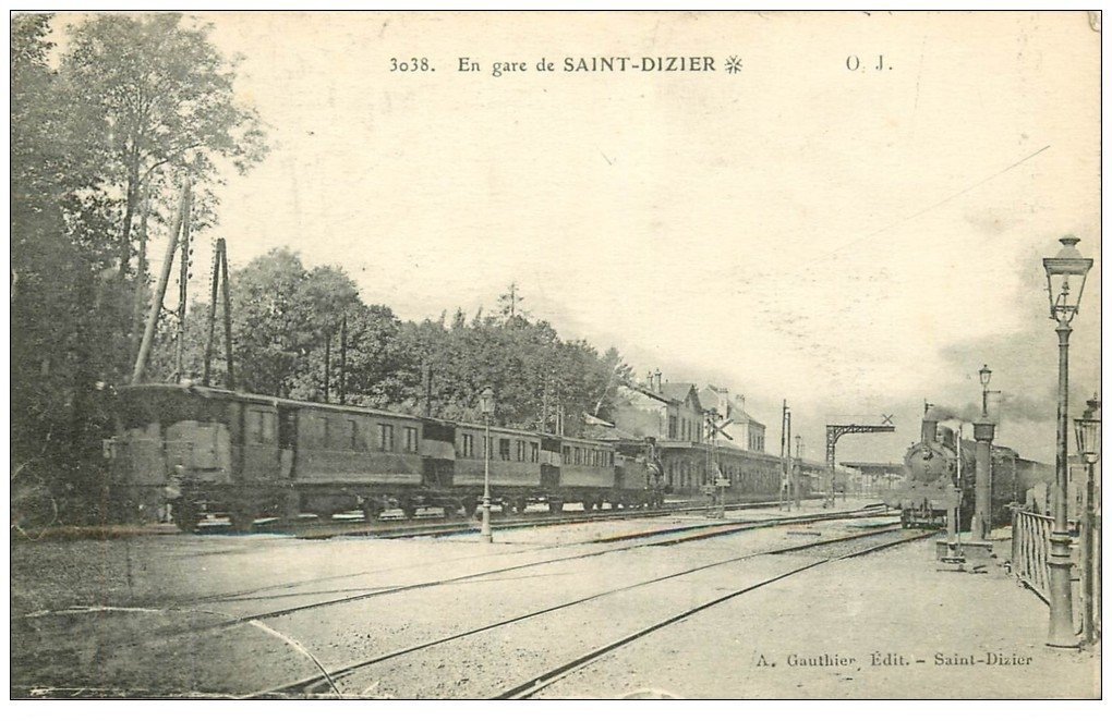 52 SAINT-DIZIER. Locomotive à vapeur en Gare 52 SAINT-DIZIER. Locomotive à vapeur en Gare