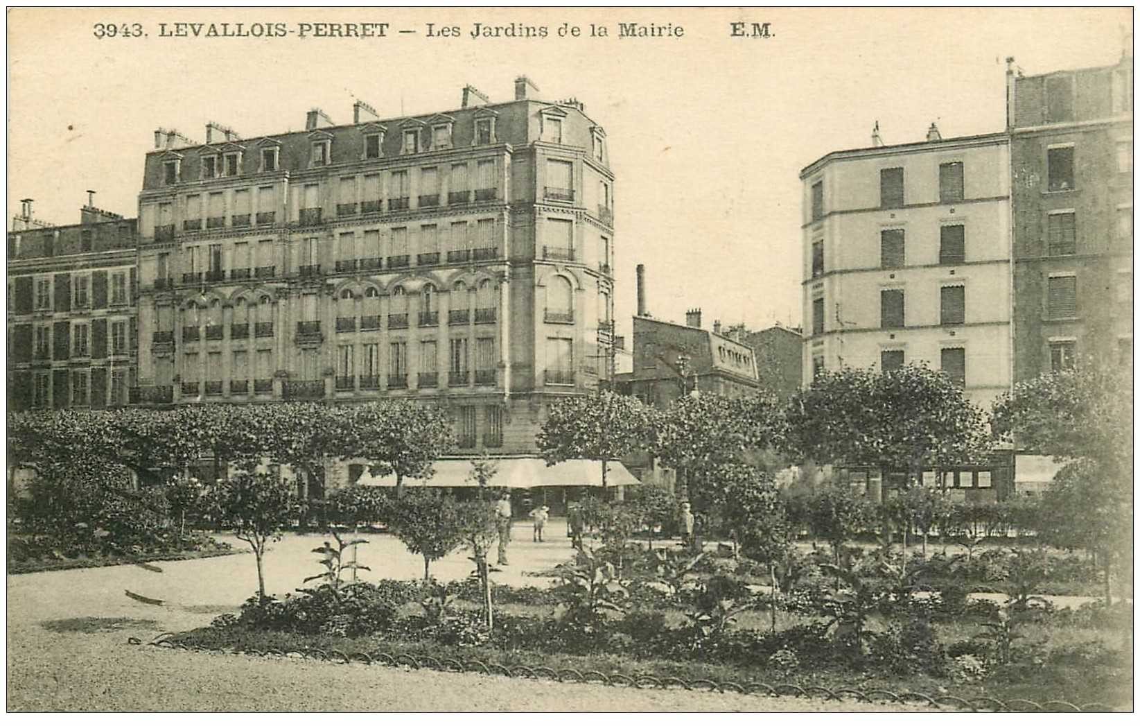 92 LEVALLOIS PERRET. Jardins de la Mairie 1931