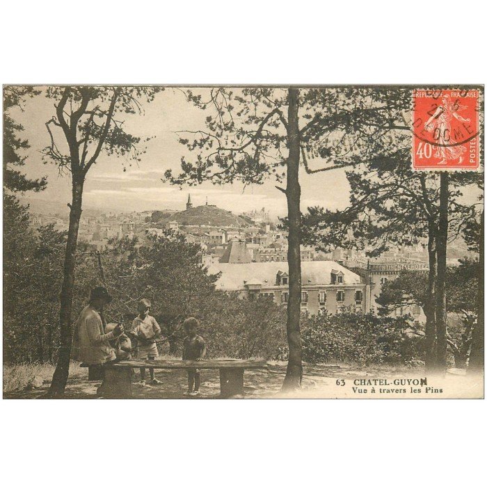 63 CHATEL-GUYON. Femme et enfants dans les Pins 1927