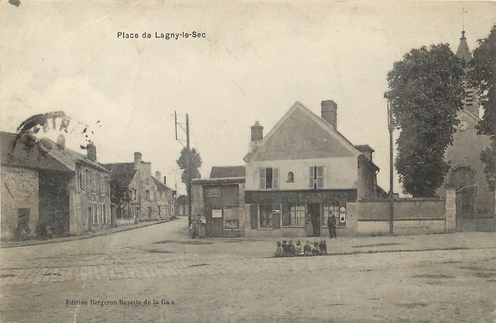 60 LAGNY-LE-SEC. Enfants assis devant commerce de vins sur la Place 1914
