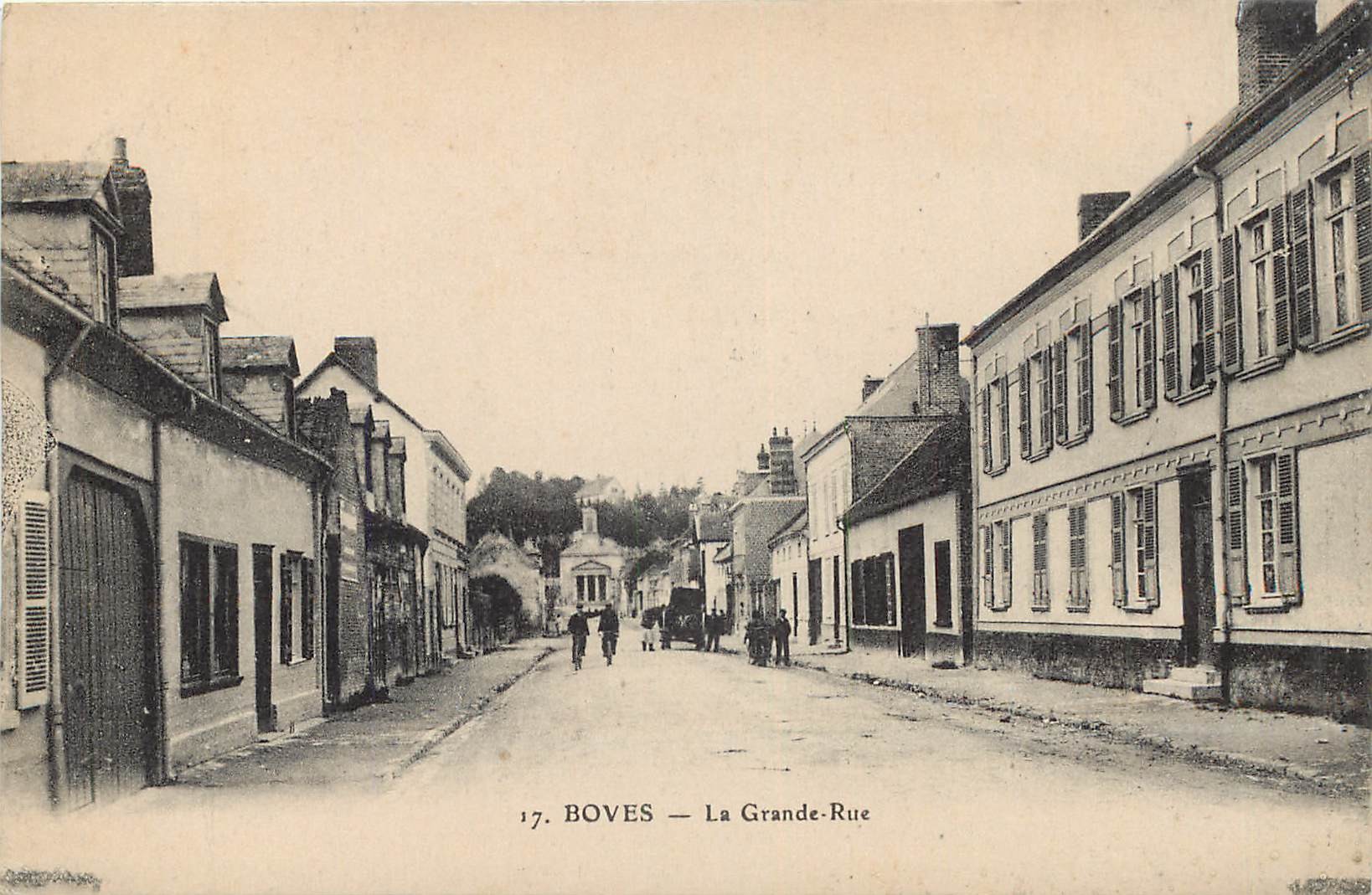 80 BOVES. La Grande Rue bien animée