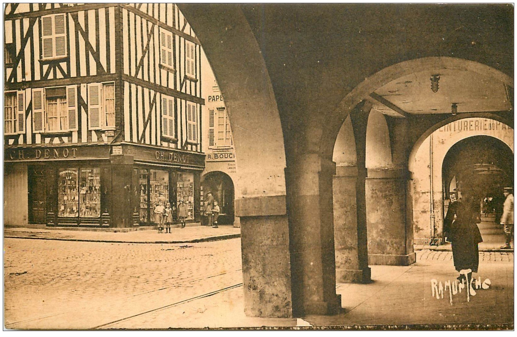 17 LA ROCHELLE. Rue du Palais ses Porches et Maison Denot