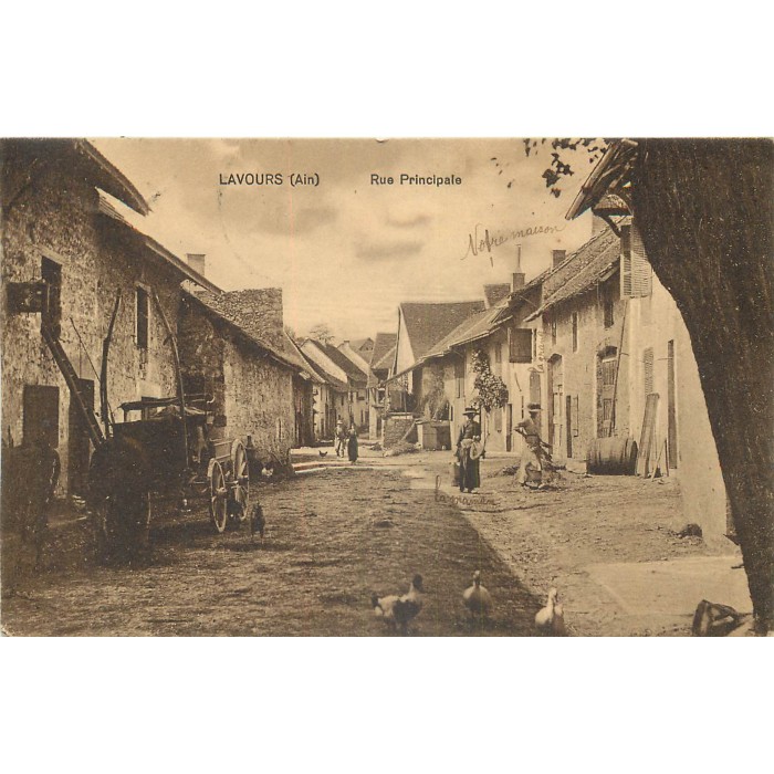 01 LAVOURS. Rue Principale animée avec paysans et canards 1913