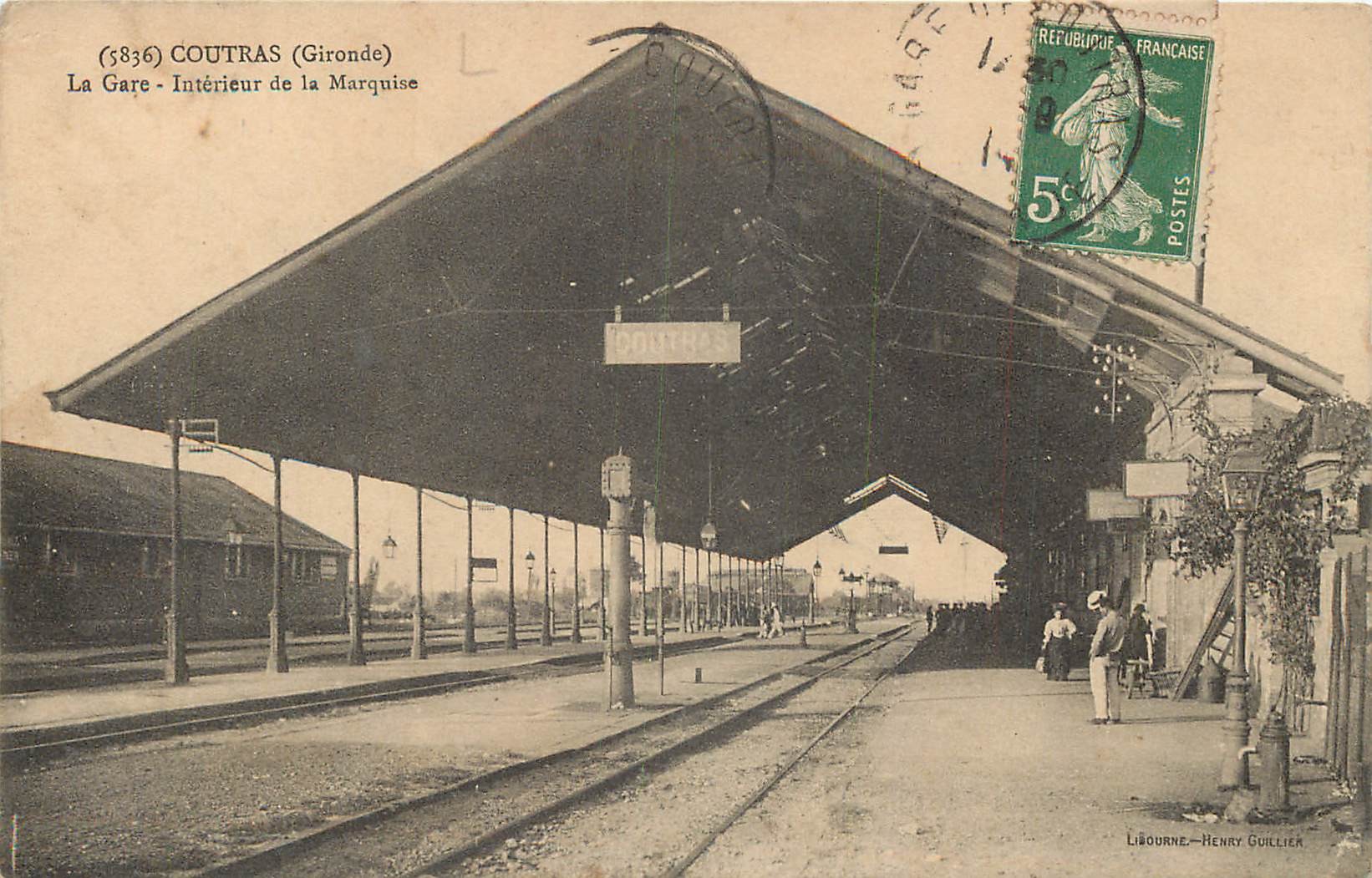 33 COUTRAS. La Gare avec sa marquise 1914