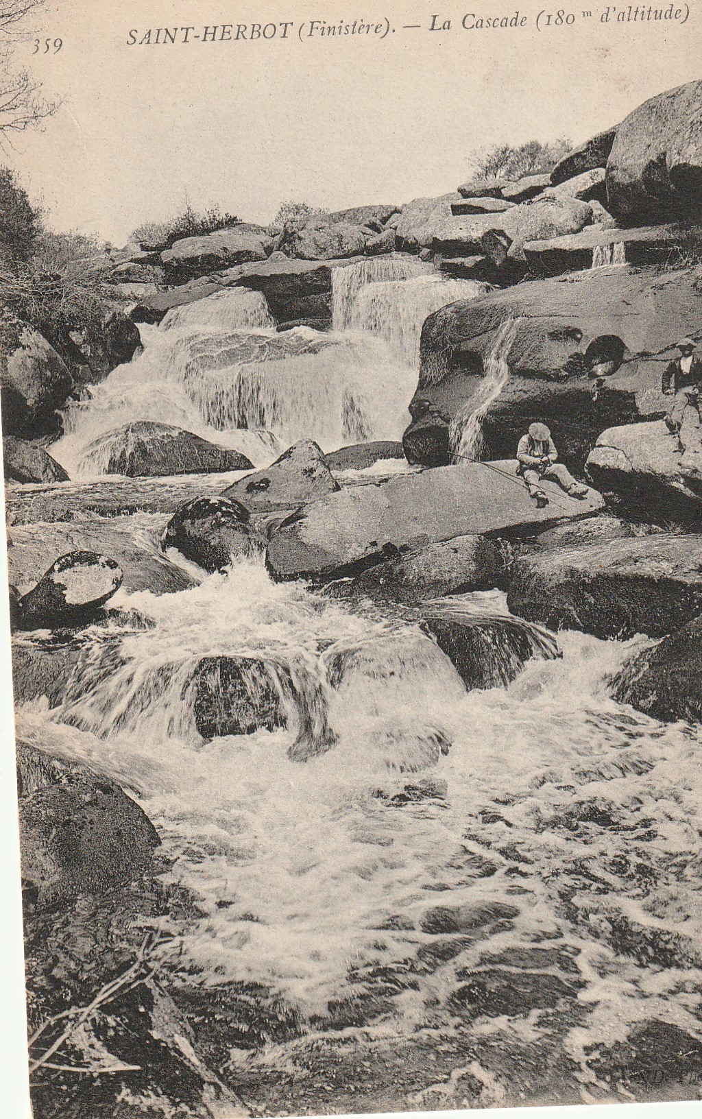 29 SAINT-HERBOT. Pêcheurs à la ligne à la Cascade