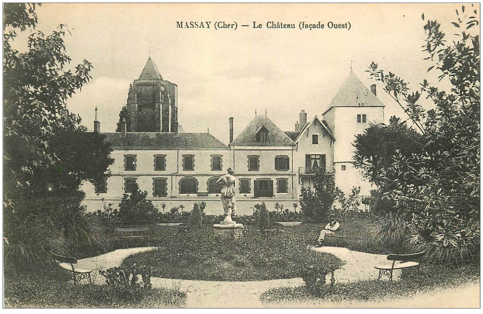 18 MASSAY. Le Château personnage assis dans le Parc 1918